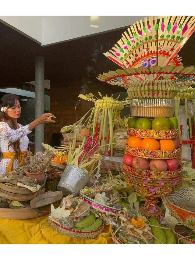 7 Momen Shanty Paredes Jalani Upacara Melaspas untuk Rumah Barunya di ...