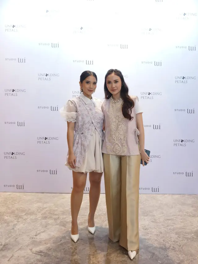 Desainer Jos Acha dan Hani Kenisha Dipuji Reisa Broto Asmoro Saat Pamer ...
