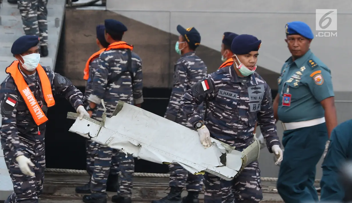 FOTO: Tim SAR Kembali Temukan Potongan Tubuh dan Serpihan Pesawat Lion ...