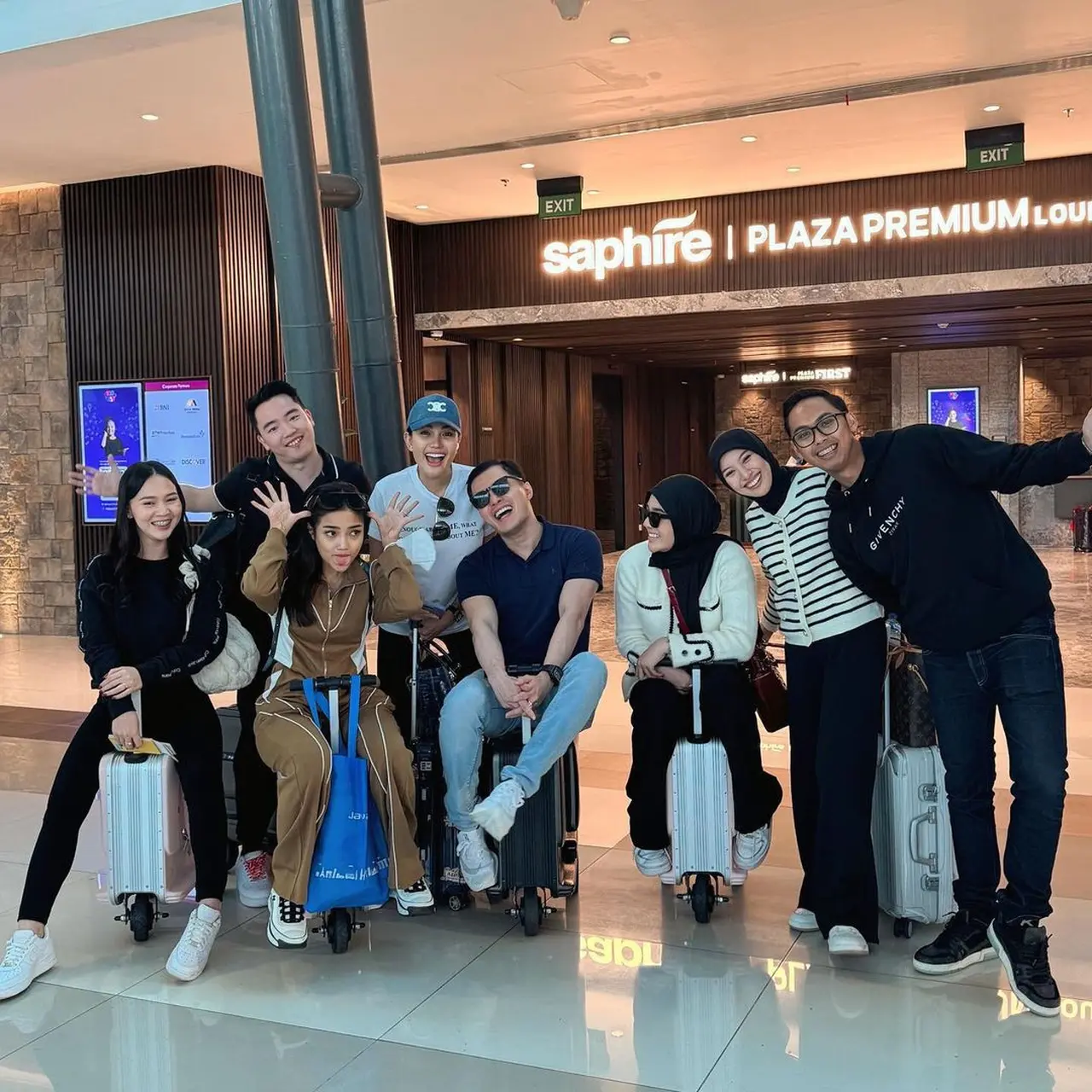 8 Momen Fuji, Nikita Mirzani dan Clara Shinta Liburan Bareng ke Paris ...