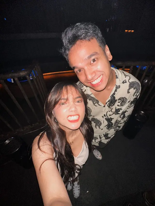 6 Potret Fuji Rayakan Malam Tahun Baru di Bali, Busana Jadi Sorotan ...