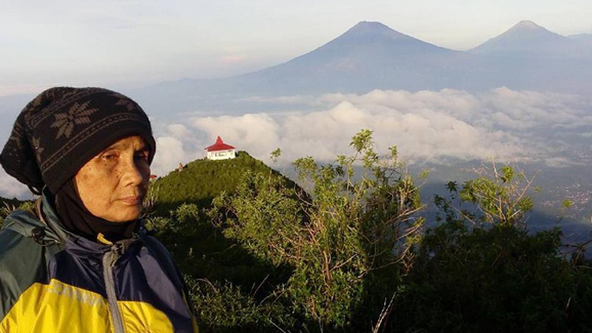 Perkenalkan Ibu Yuni, Wanita Usia 65 Hobi Mendaki Gunung