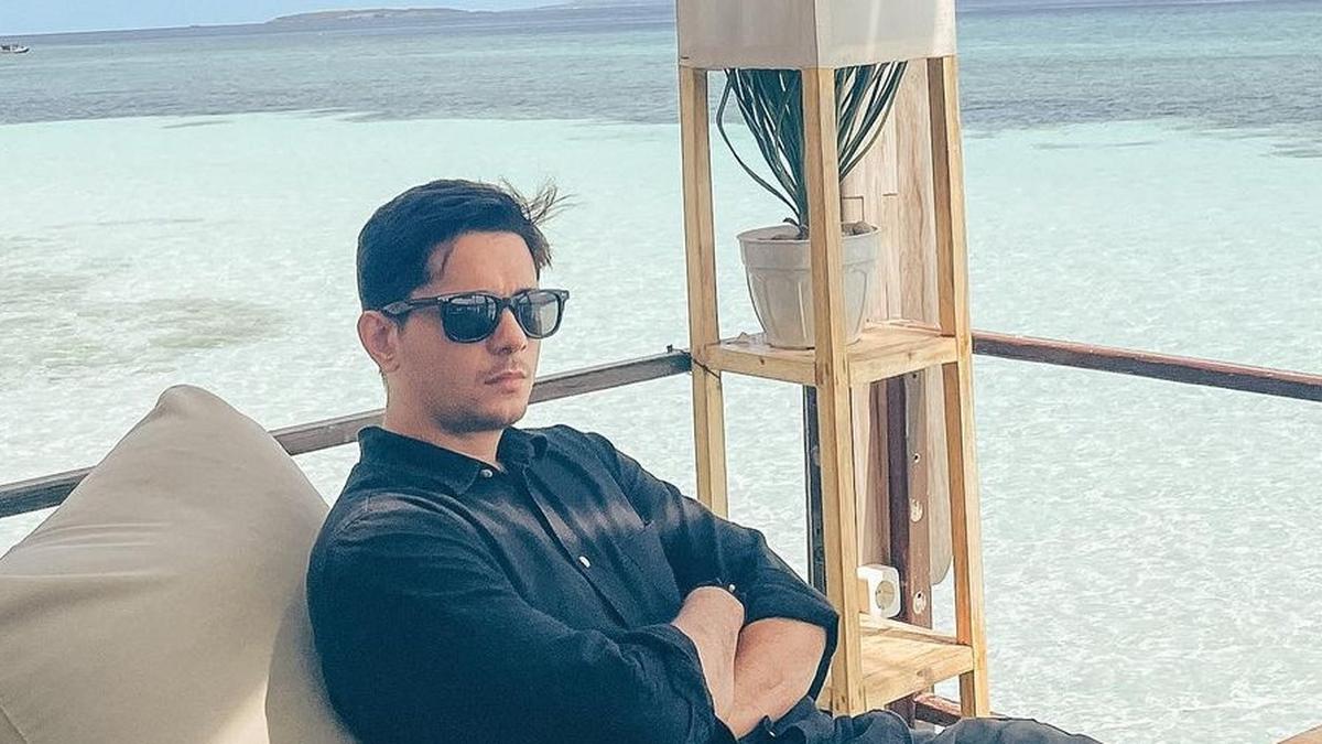 Potret Ganteng Andrew Andika Pakai Kacamata, Makin Macho - Foto ...