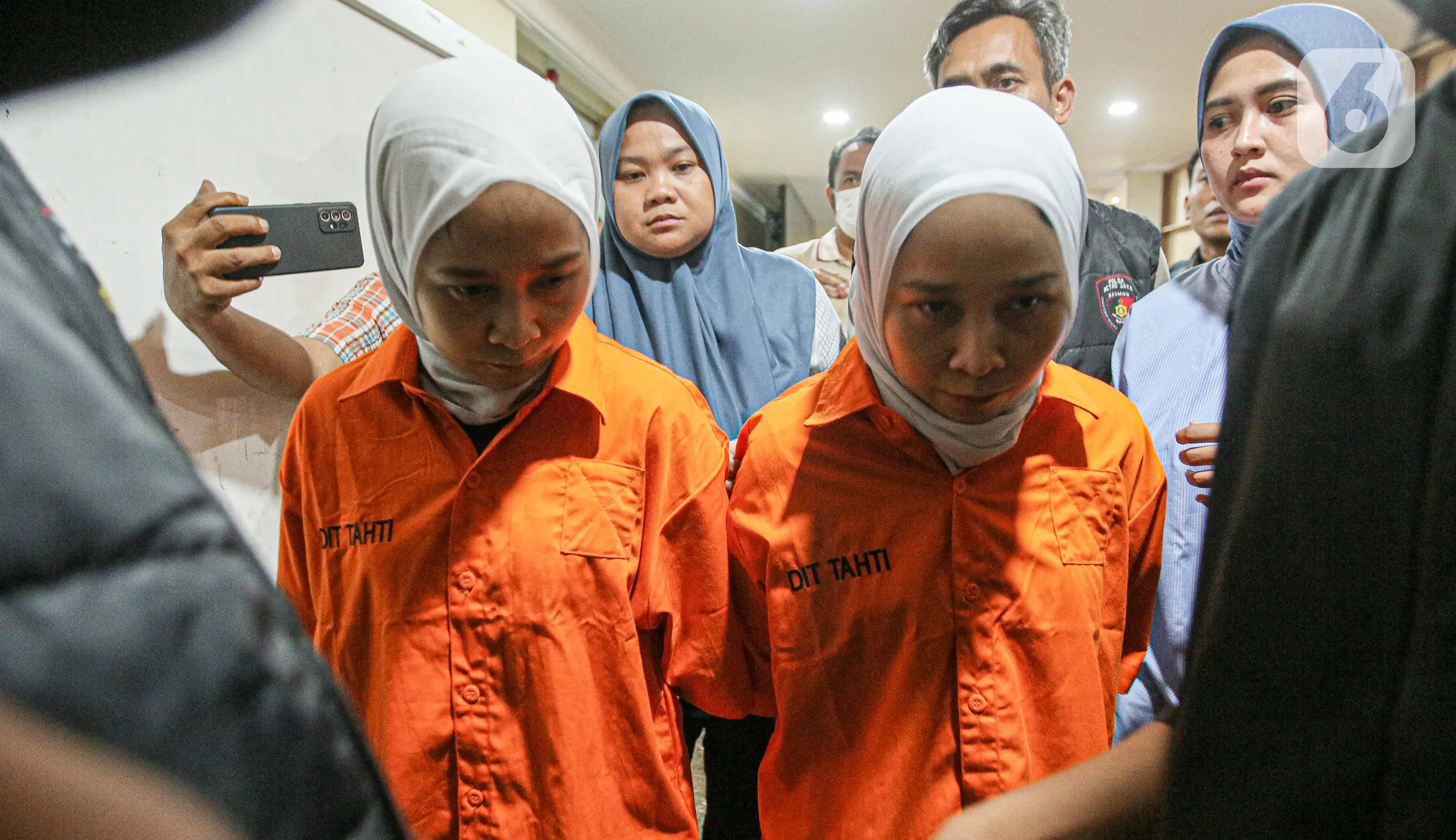 Kasus Penipuan Ponsel, Si Kembar Rihana Rihani Kini Kenakan Baju Tahanan Polda Metro Jaya - Foto ...