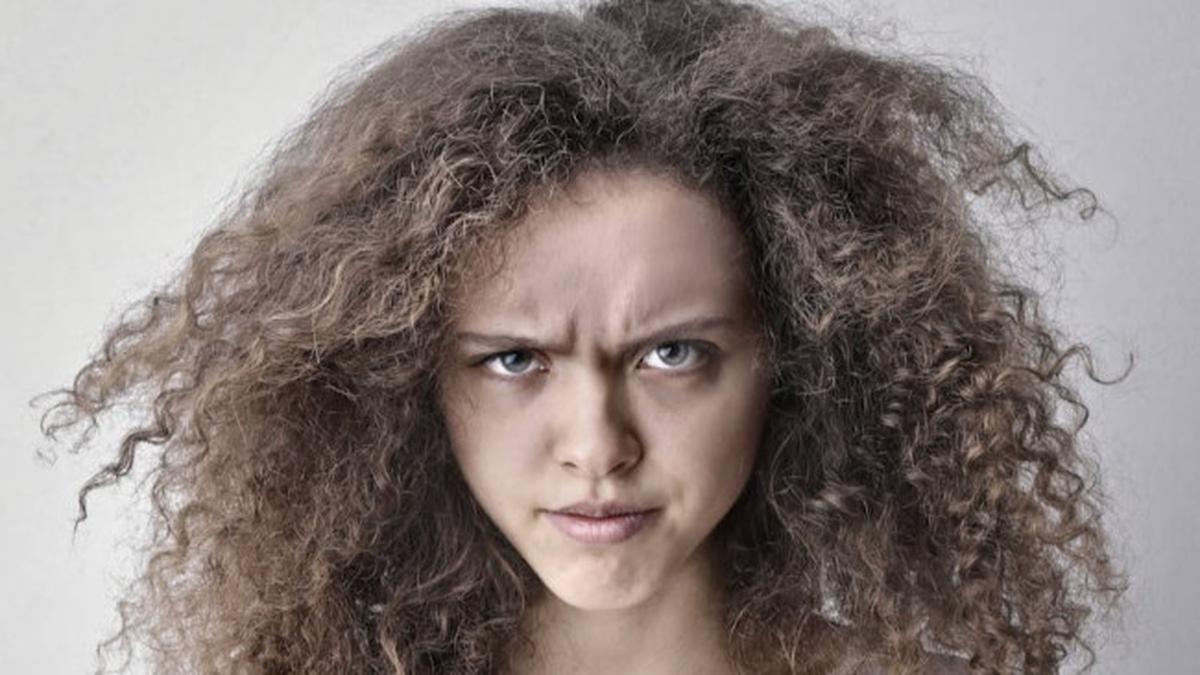 5 Cara Ampuh Mengatasi Rambut Frizzy agar Tetap Rapi Seharian