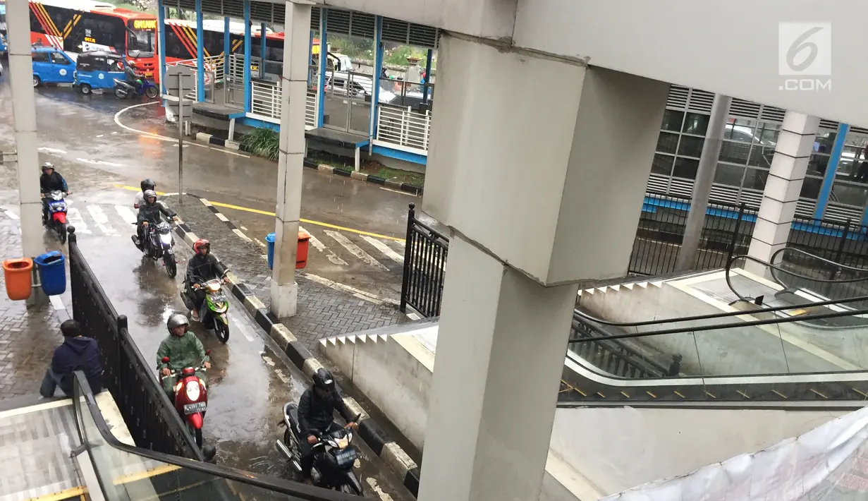 FOTO: Hindari Macet, Pemotor Terobos Jalur Bus di Terminal Manggarai ...