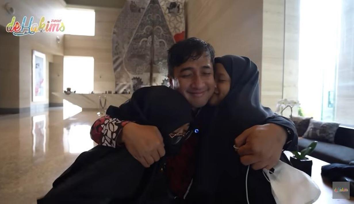 Irfan Hakim Melepas Anak Kembarnya Masuk Pesantren