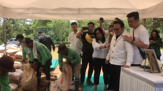 Jenazah Ayah Mario dan Oscar Lawalata Dikebumikan di Karawang, Kedua ...