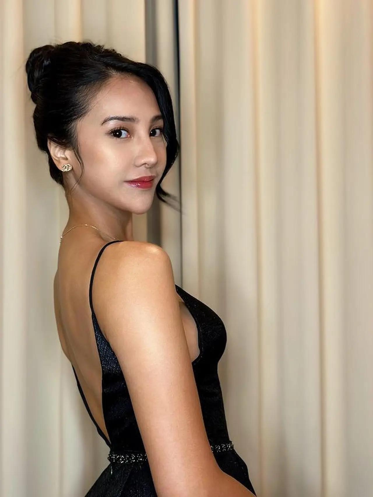 7 Potret Anya Geraldine Pakai Gaun Hitam, Netizen Harap Jangan Terlalu ...