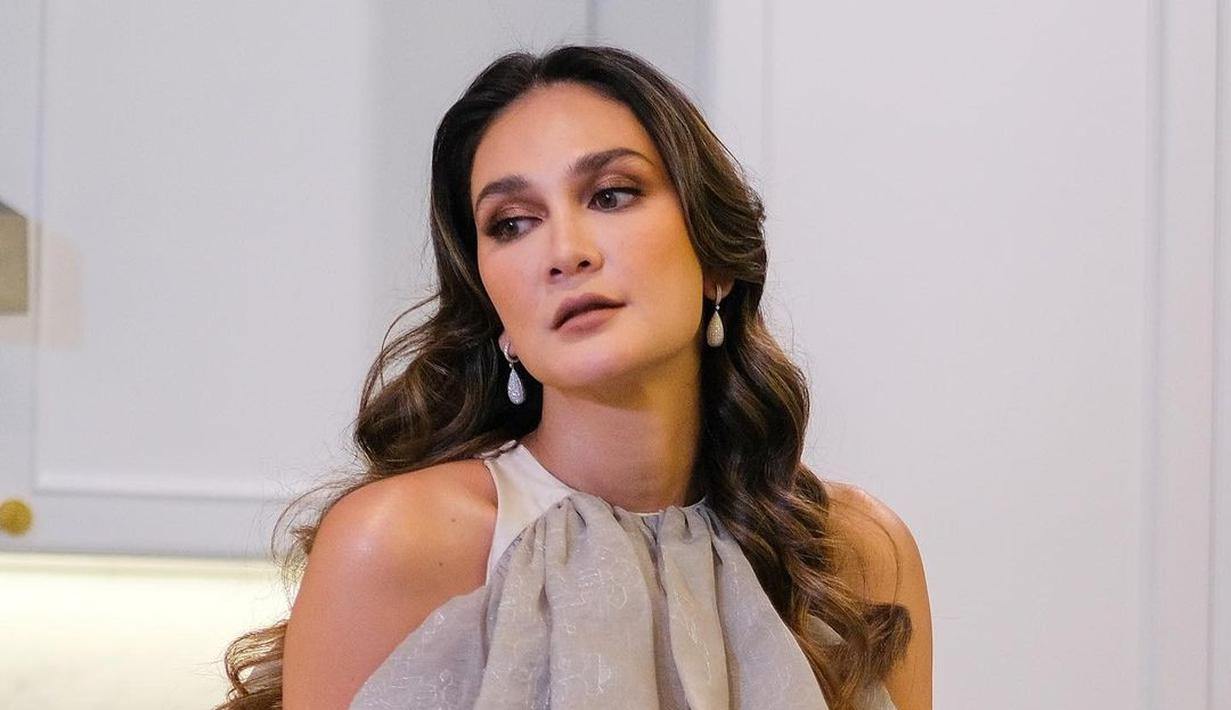 10 Potret Luna Maya Pakai Atasan Halter yang Seksi dari Gaya Elegan ...