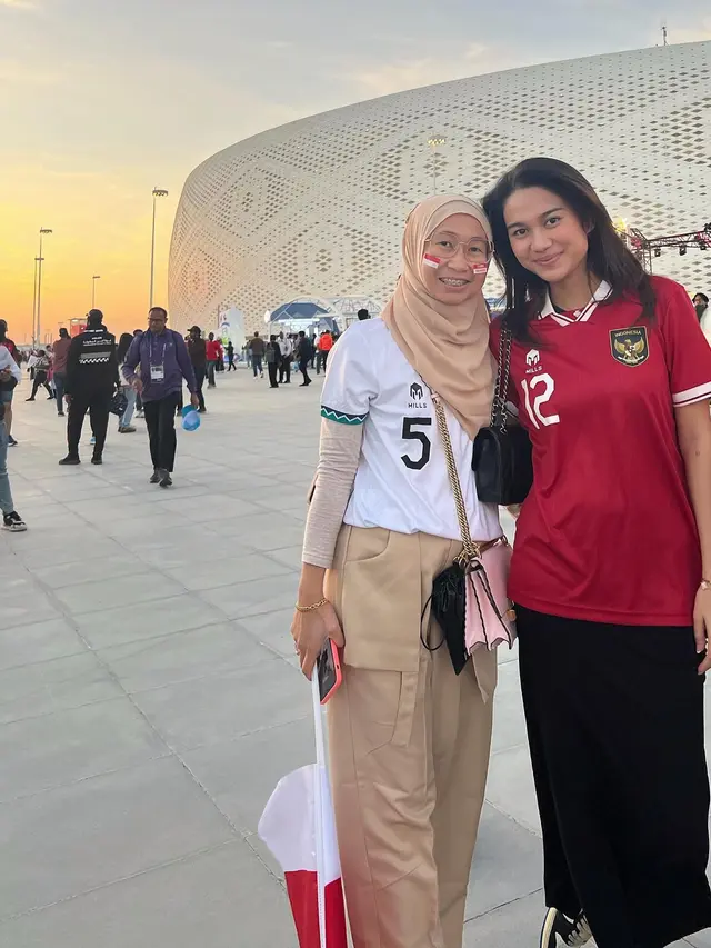 7 Potret Azizah Salsha dan Adiba Khanza Dukung Suami Lawan Jepang di ...