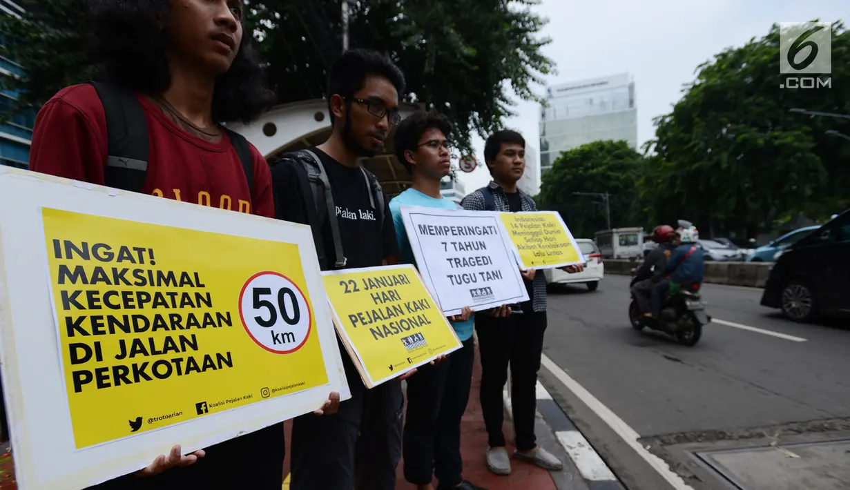 FOTO: Hari Pejalan Kaki Nasional, Aktivis Tabur Bunga di Tugu Tani - Foto Liputan6.com