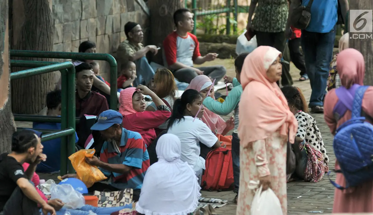 Lebaran Ke-2, Kebun Binatang Ragunan Penuh Pengunjung - Foto Liputan6.com