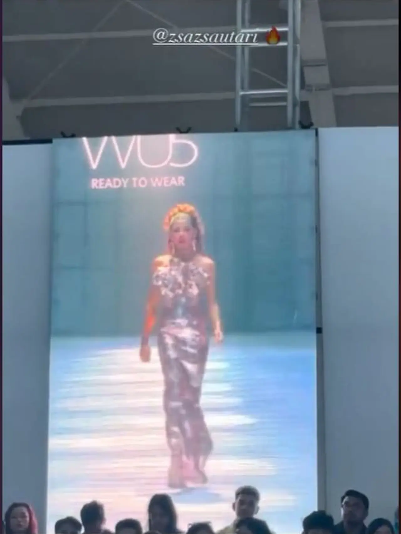 6 Potret Penampilan Zsa Zsa Utari Catwalk di JFW, Didukung Ikut Miss ...