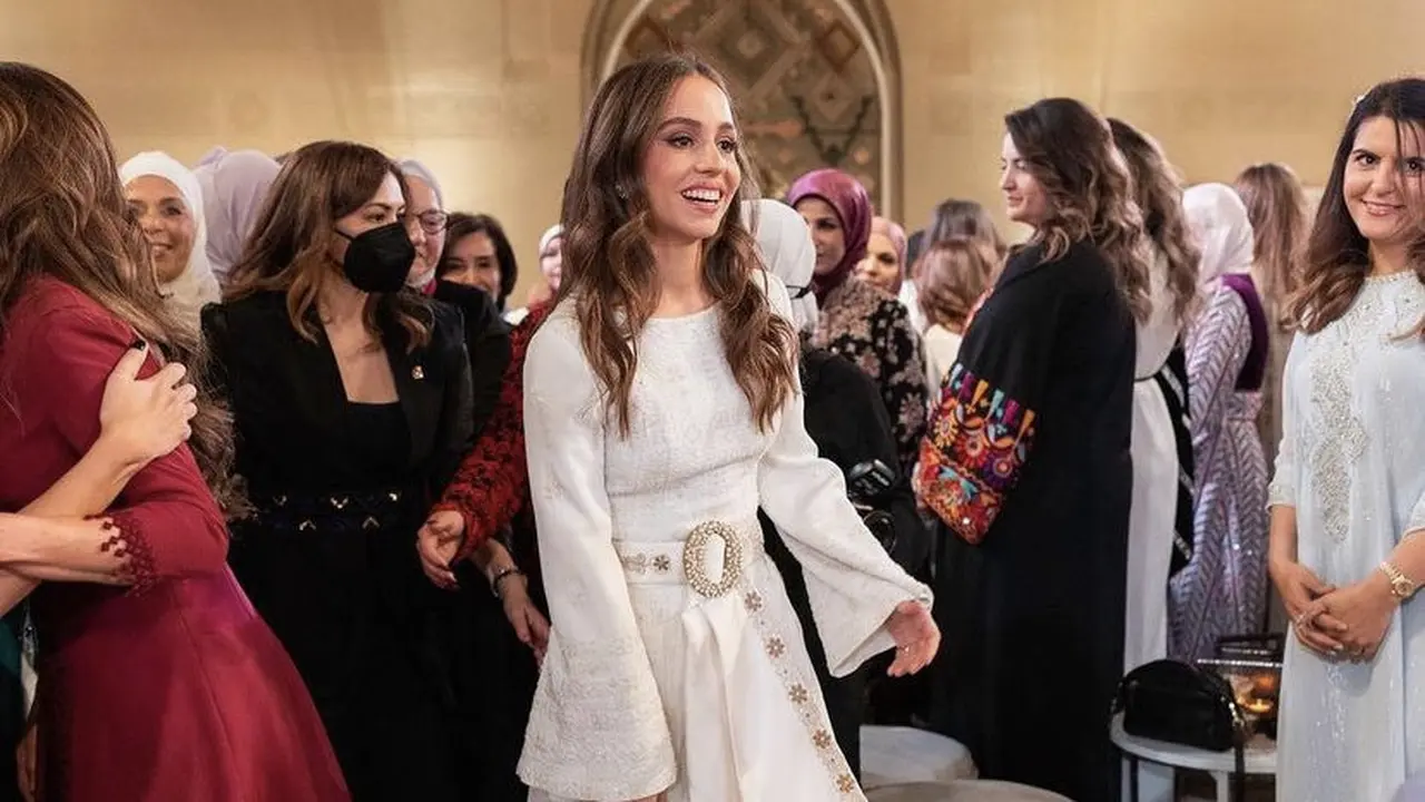6 Pesona Putri Iman dari Yordania Dibalut Gaun Putih Saat Pesta Henna ...