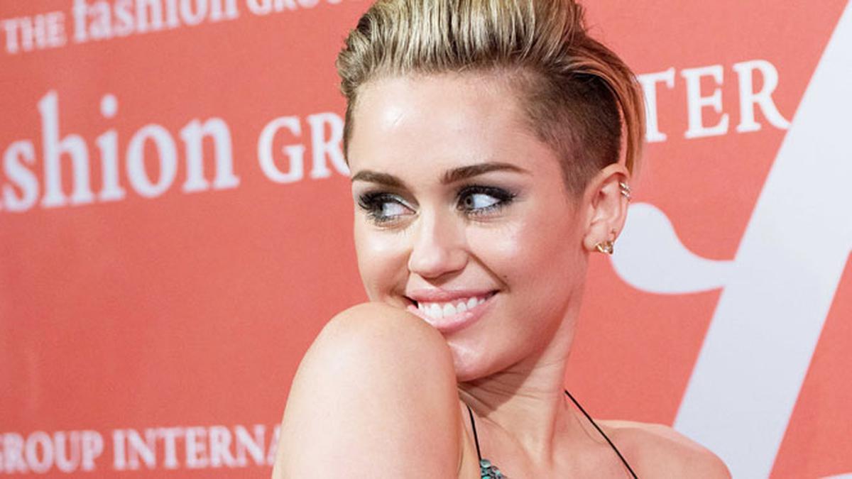 Tak Mau Jadi Tinkerbell, Miley Cyrus Pilih Tersedak Lidah Sendiri ...