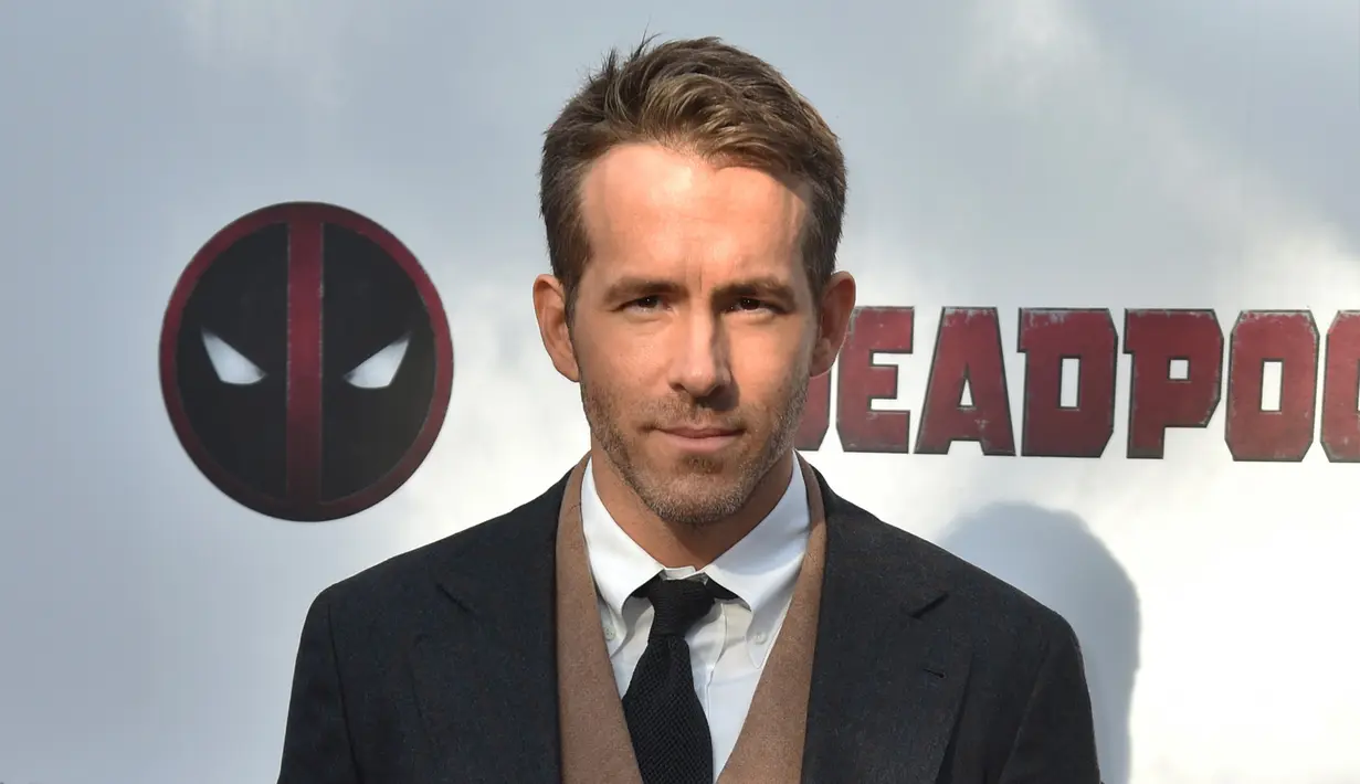 FOTO: Gandeng Istri, Ryan Reynolds Unjuk Kemesraan di Pemutaran Film ...