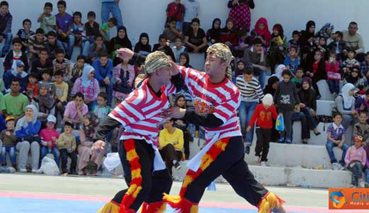Tari Tobe dan Pencak Silat Hibur Anak-Anak Lebanon - Page 1 - Foto ...