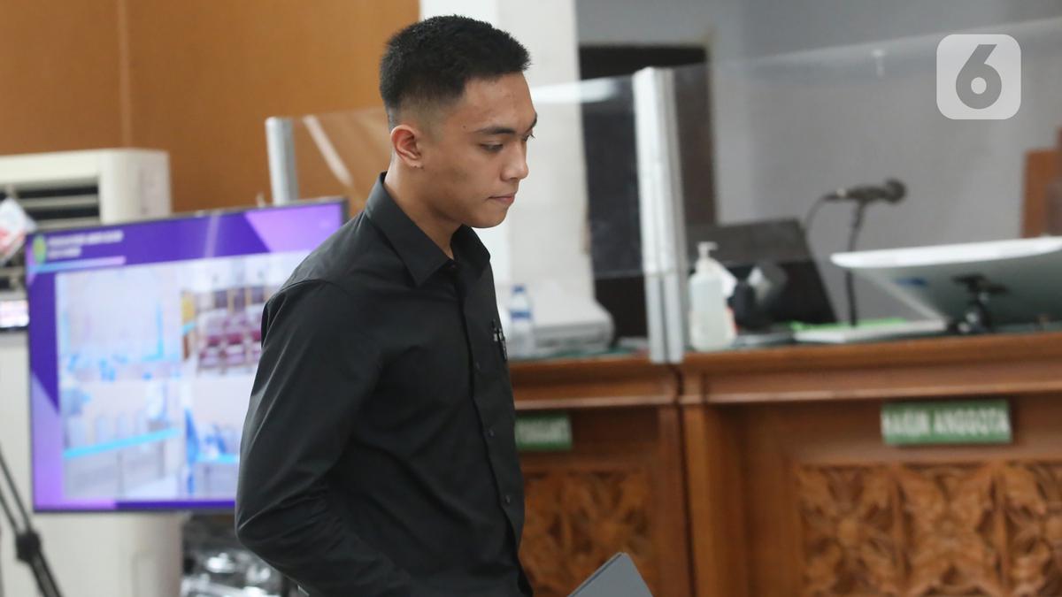 Ekspresi Mario Dandy yang Senyum-Senyum Saat Pengacara Bacakan Chat ...