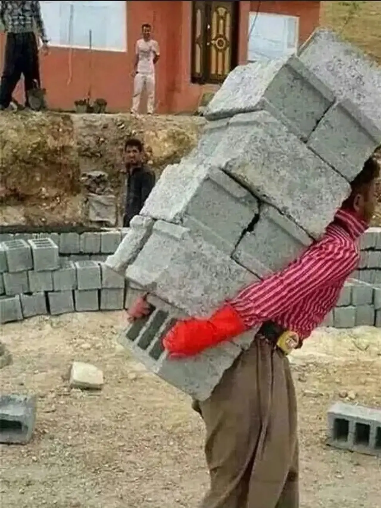 6 Aksi Kuli Bangunan Kerja Bak Latihan Nge-Gym, Pantas Saja Perutnya Six Pack - Hot Liputan6.com