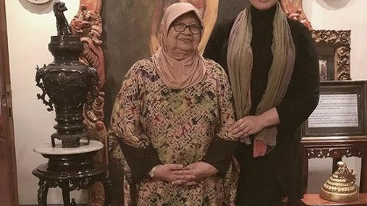 6 Gaya Artis Senior Ratih Sanggarwati, Tetap Memesona Di Usia 57 Tahun ...