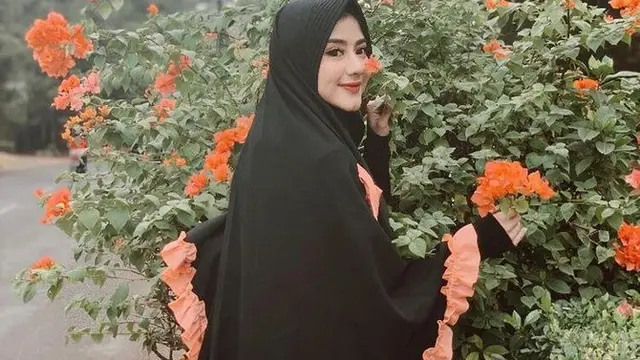 6 Potret Ghea Youbi Pakai Hijab, Penampilannya Bikin Pangling - Hot ...
