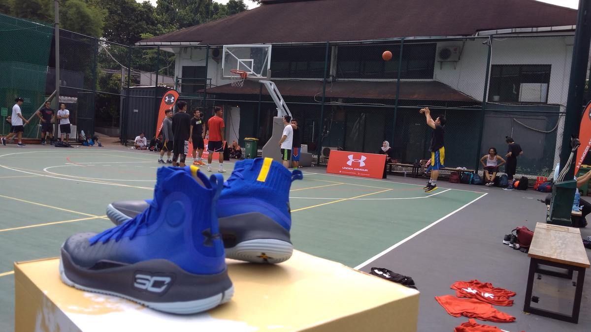 Sepatu Stephen Curry untuk Pemain Basket Terbaik Under Armour - Bola ...