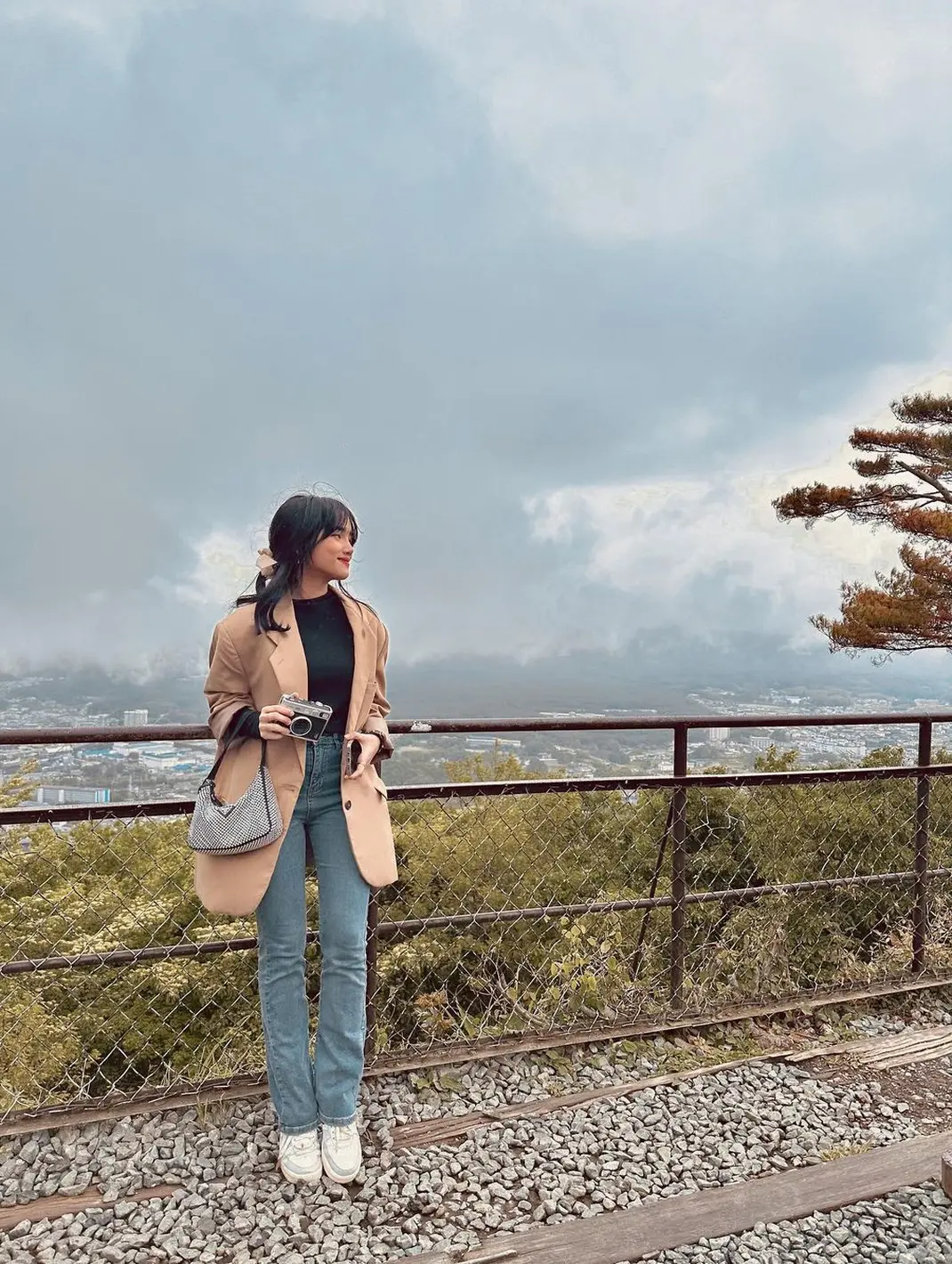 8 Potret OOTD Super Gemas Fuji Liburan di Jepang, Imut Pakai Pita ...