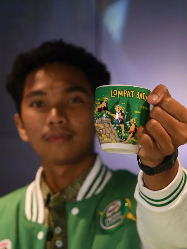 Seniman Dwi Nur Rohman Bikin Mug Dengan Desain Lompat Batu Nias ...