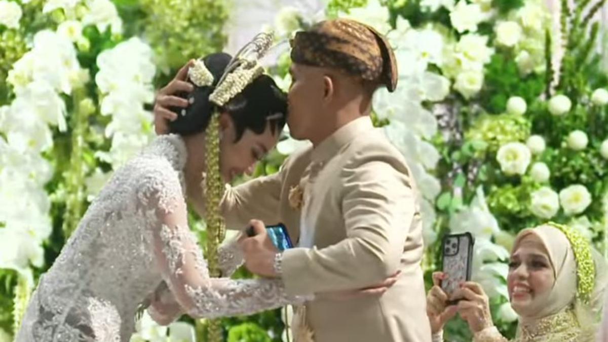 Akhirnya Halilintar Anofial Asmid Kecup Kening Sang Menantu, Aaliyah ...