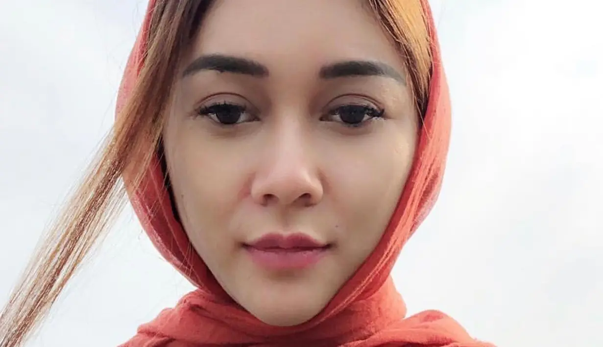 Potret Aura Kasih Pakai Hijab, Pesonanya Bikin Pangling - Foto Liputan6.com