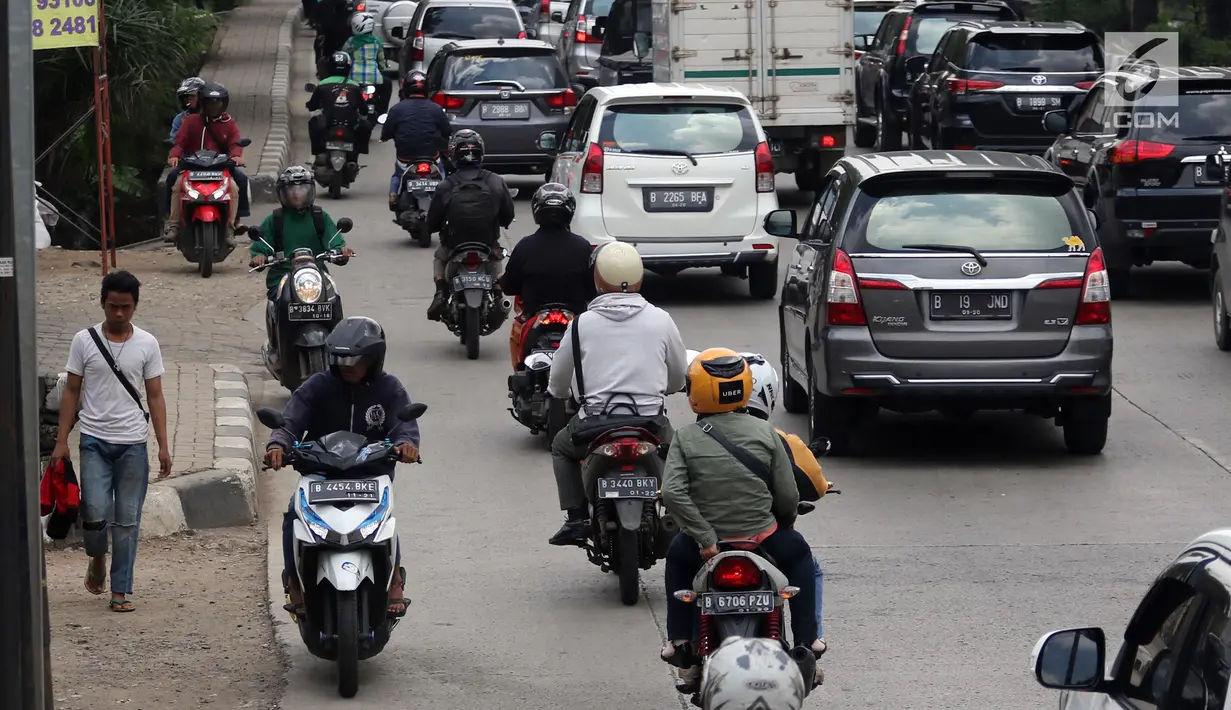 FOTO: Lalu Lintas Padat, Pengendara Motor Tetap Nekat Lawan Arah - Foto ...