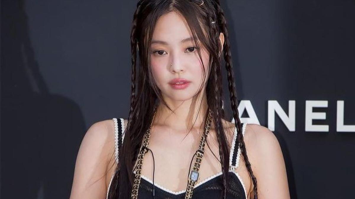Tampil Serba Hitam, 6 Gaya Terbaru Jennie Blackpink Dengan Tindikan di Hidung saat Hadir di ...