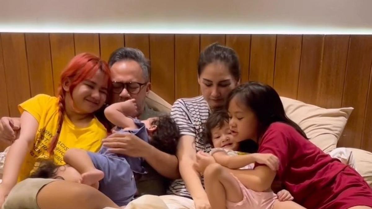 Bisa Jadi Inspirasi, Cara 10 Artis Jauhkan Anak dari Gadget