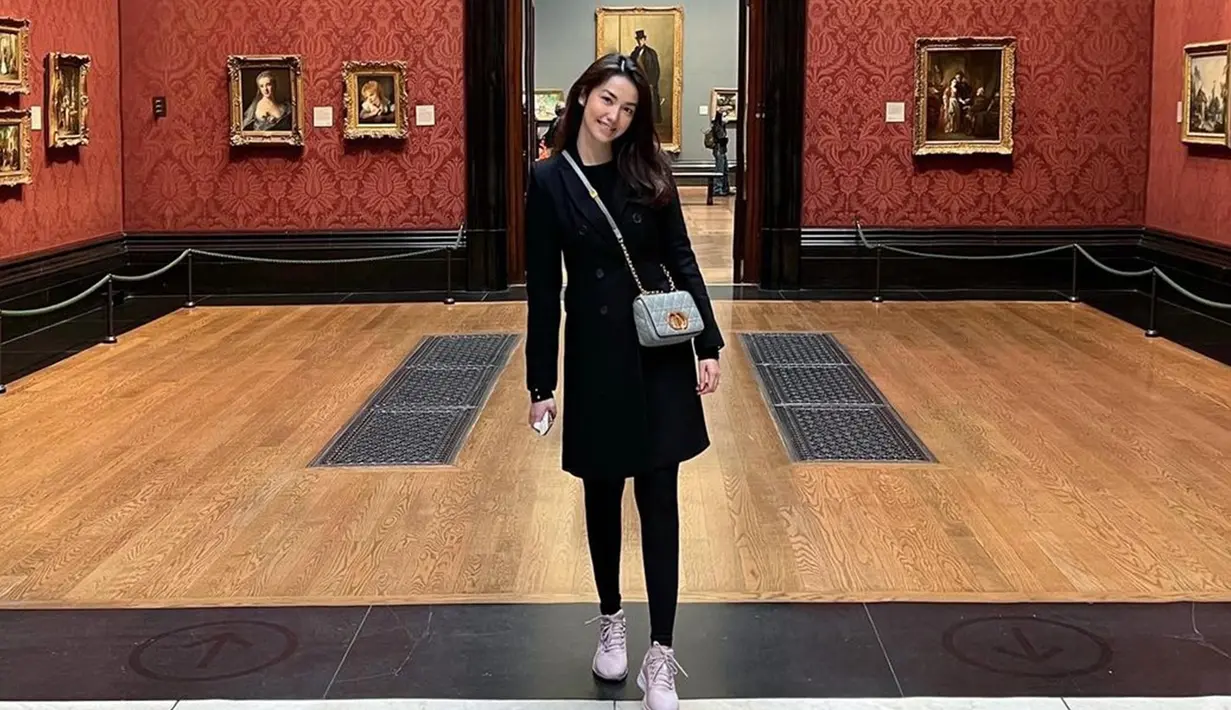 FOTO: Gaya Velove Vexia dengan outfit Hitam, Tampil Elegan - Foto ...