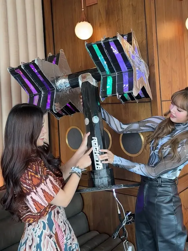 6 Potret Irene Suwandi Bertemu Lisa BLACKPINK, Bawa Karya Lightstick ...