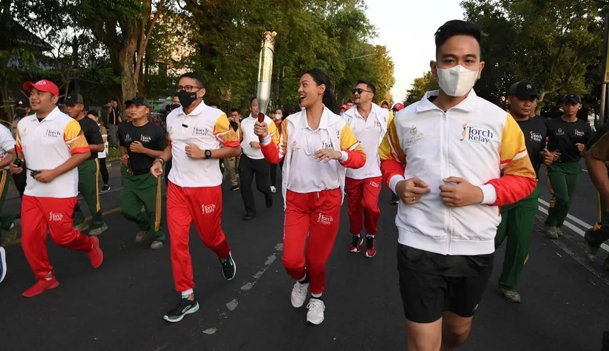 Momen Erika Carlina Bawa Obor Asean Para Games 2022 di Solo - Foto Liputan6.com