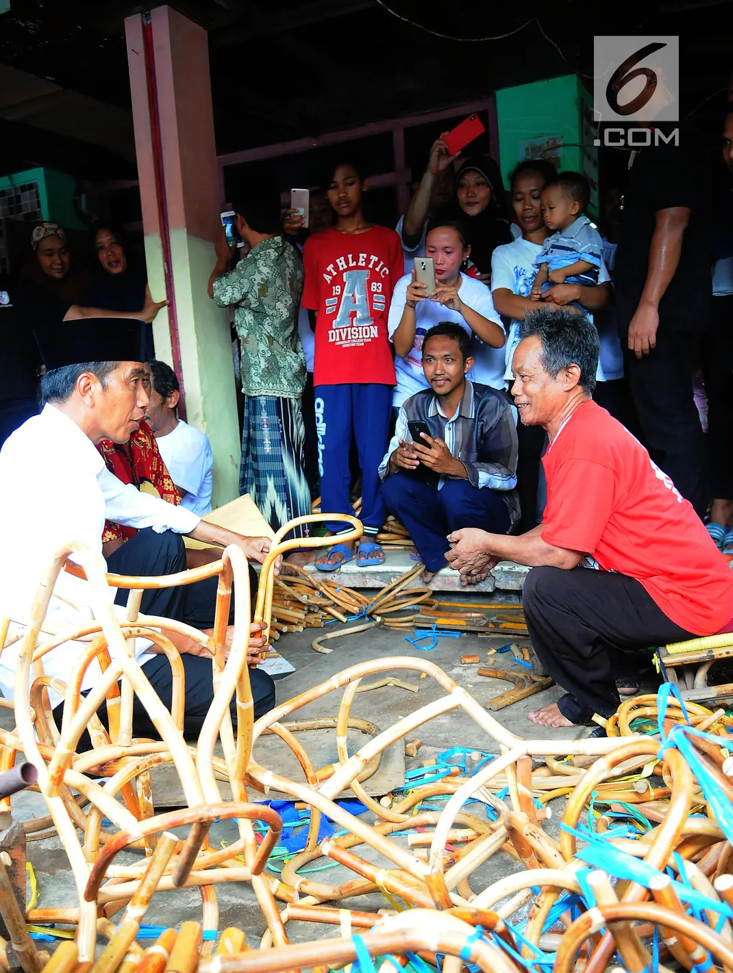 FOTO: Jokowi Tinjau Industri Rotan di Cirebon - Foto Liputan6.com