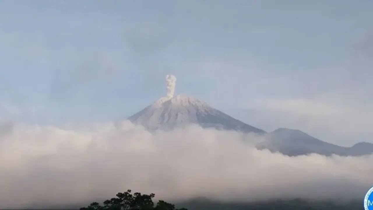 Gunung Semeru Erupsi Enam kali Beruntun Jumat Pagi Hari Ini, Lontarkan Abu Vulkanik hingga 900 ...
