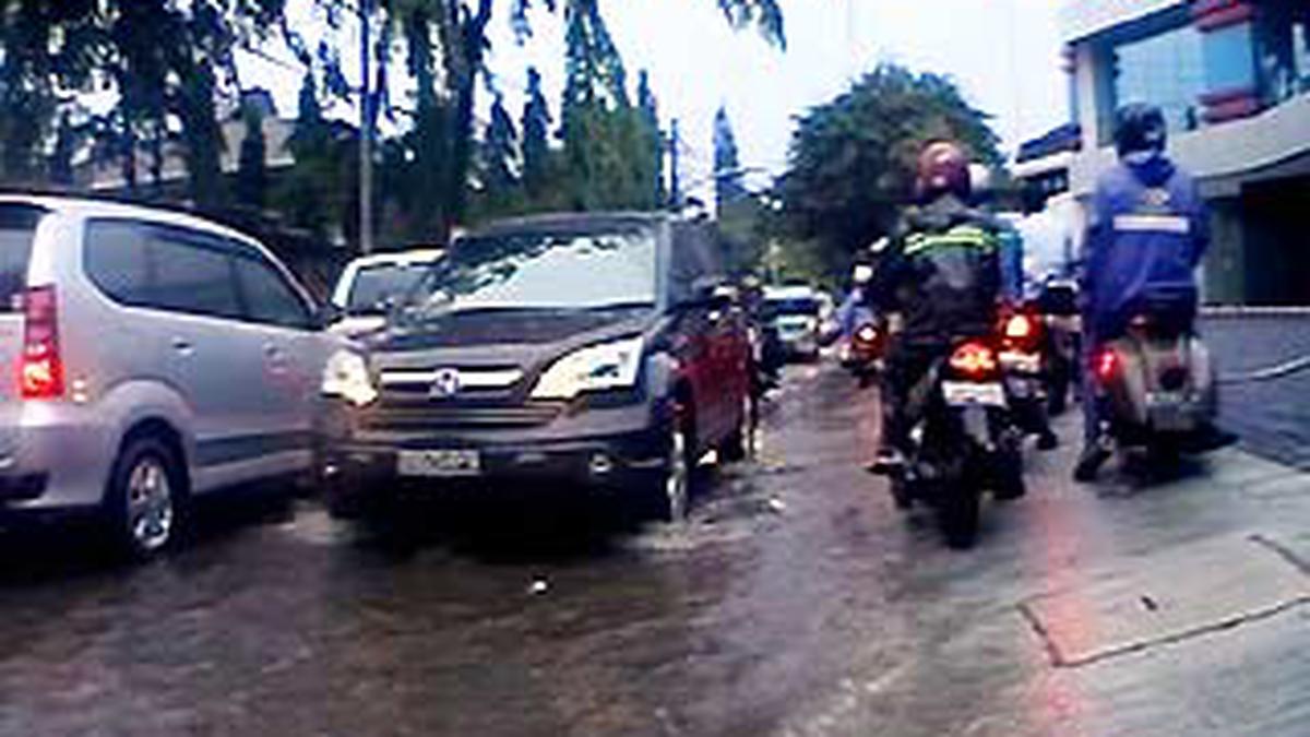 Hujan Turun, Jalan di Jakarta Macet