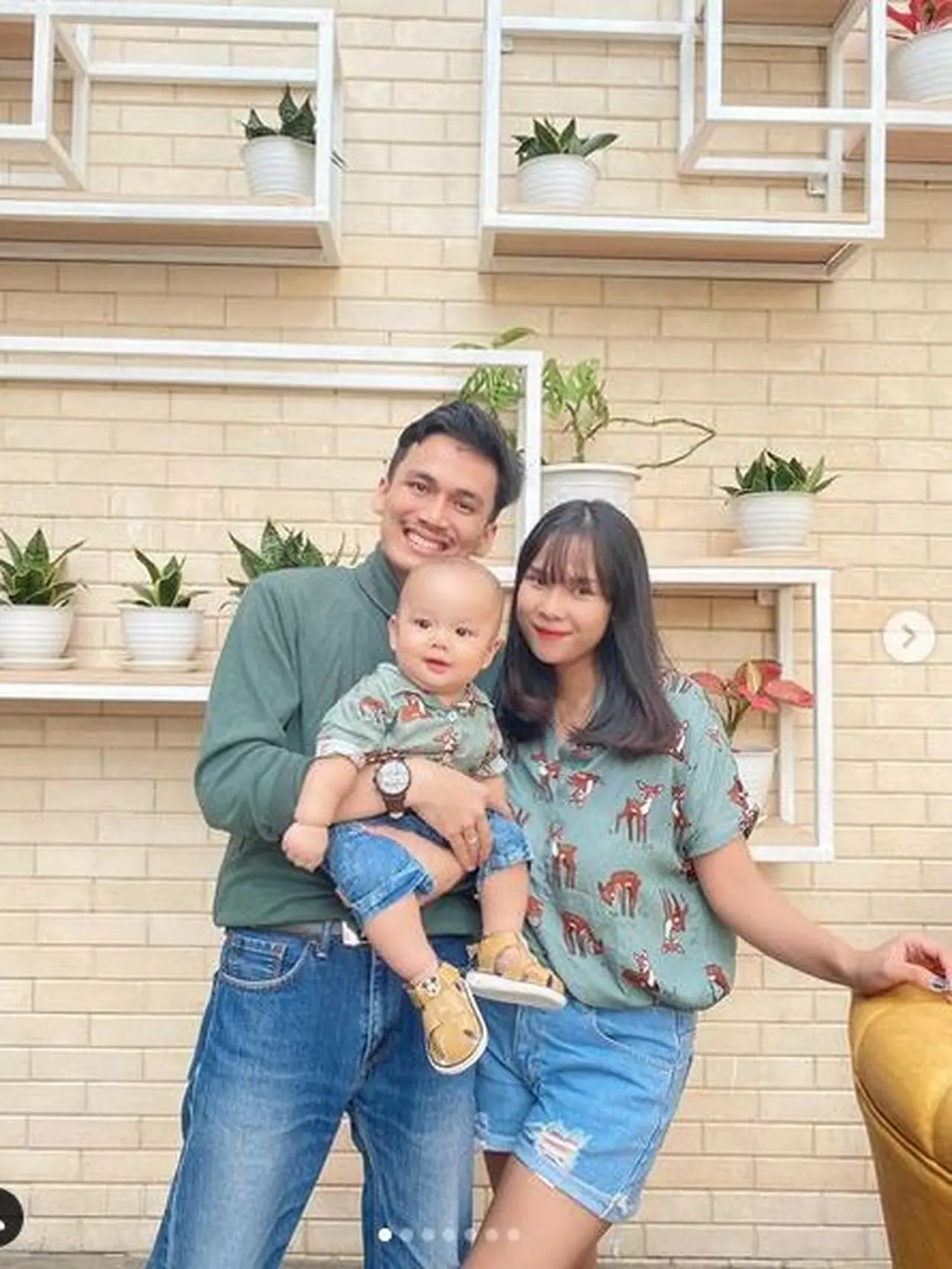 6 Potret Kenkulus Bareng Orang Tuanya, Bayi Ajaib Disebut Reinkarnasi ...