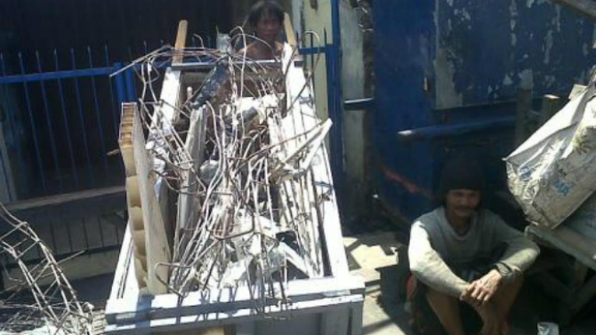 Pemulung Besi Mendulang Untung di Pasar Ikan - News Liputan6.com