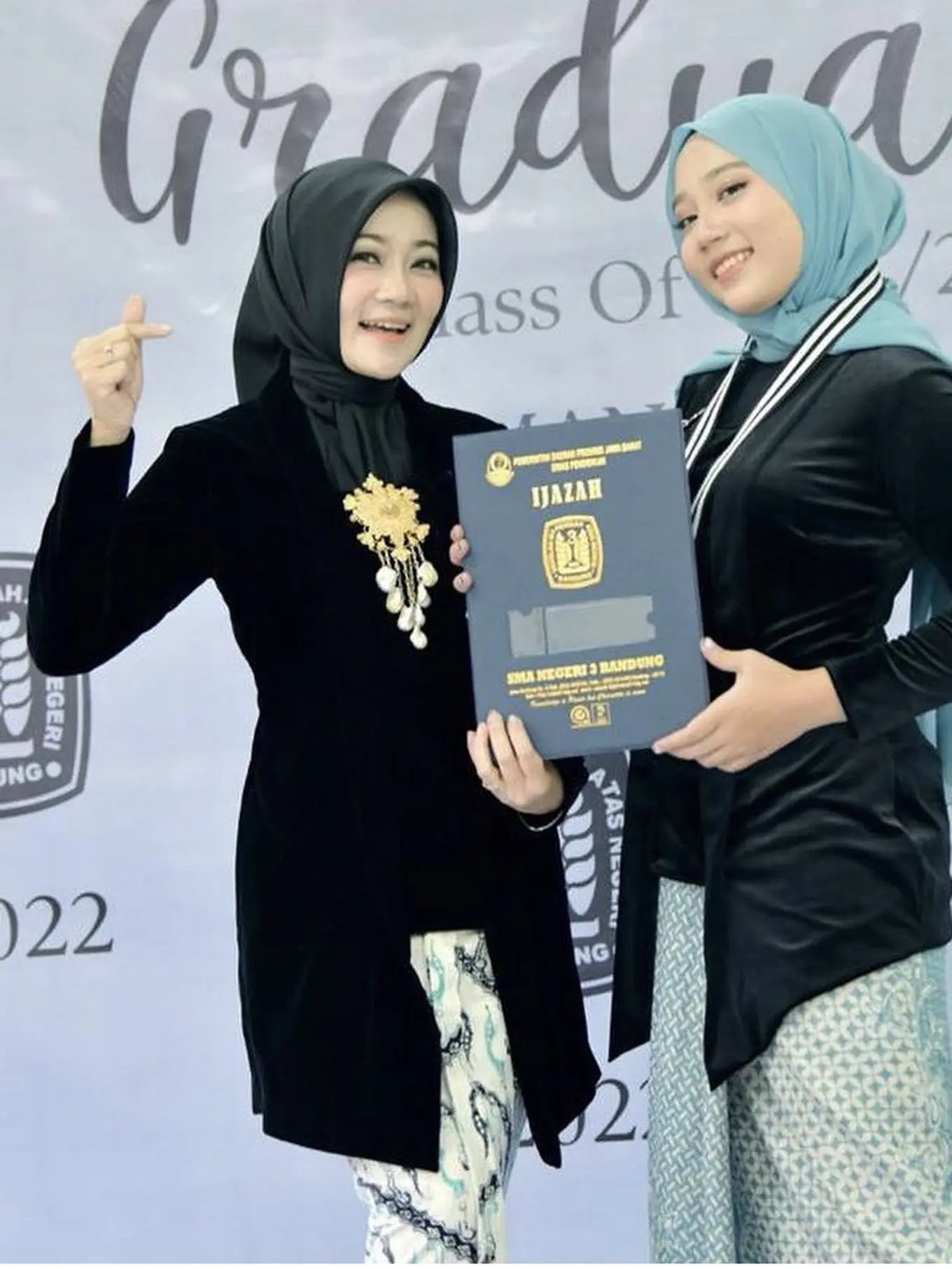 Tampilan Zara Putri Ridwan Kamil Kenakan Kebaya Hitam Saat Wisuda ...