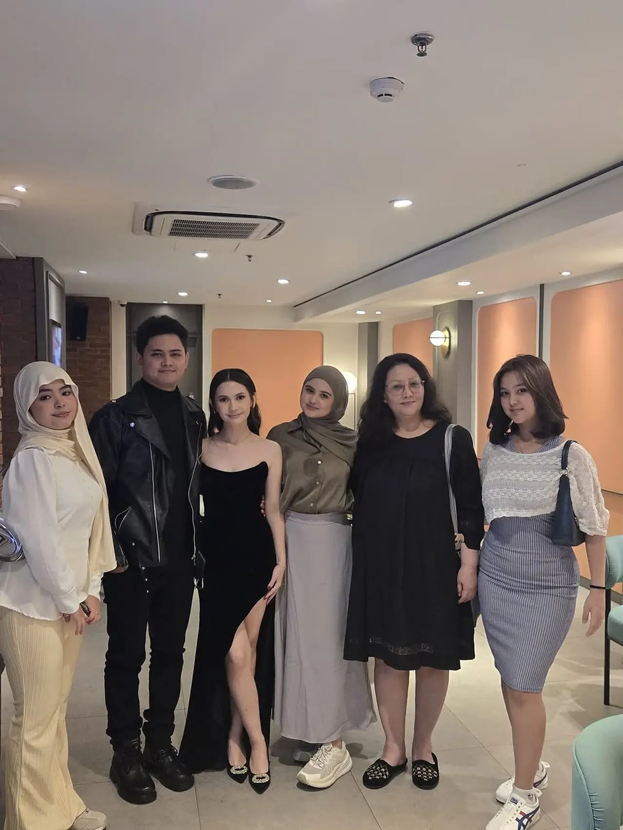 6 Potret Ibunda Richelle Skornicki dan Aliando Saling Bertemu, Sebut ...