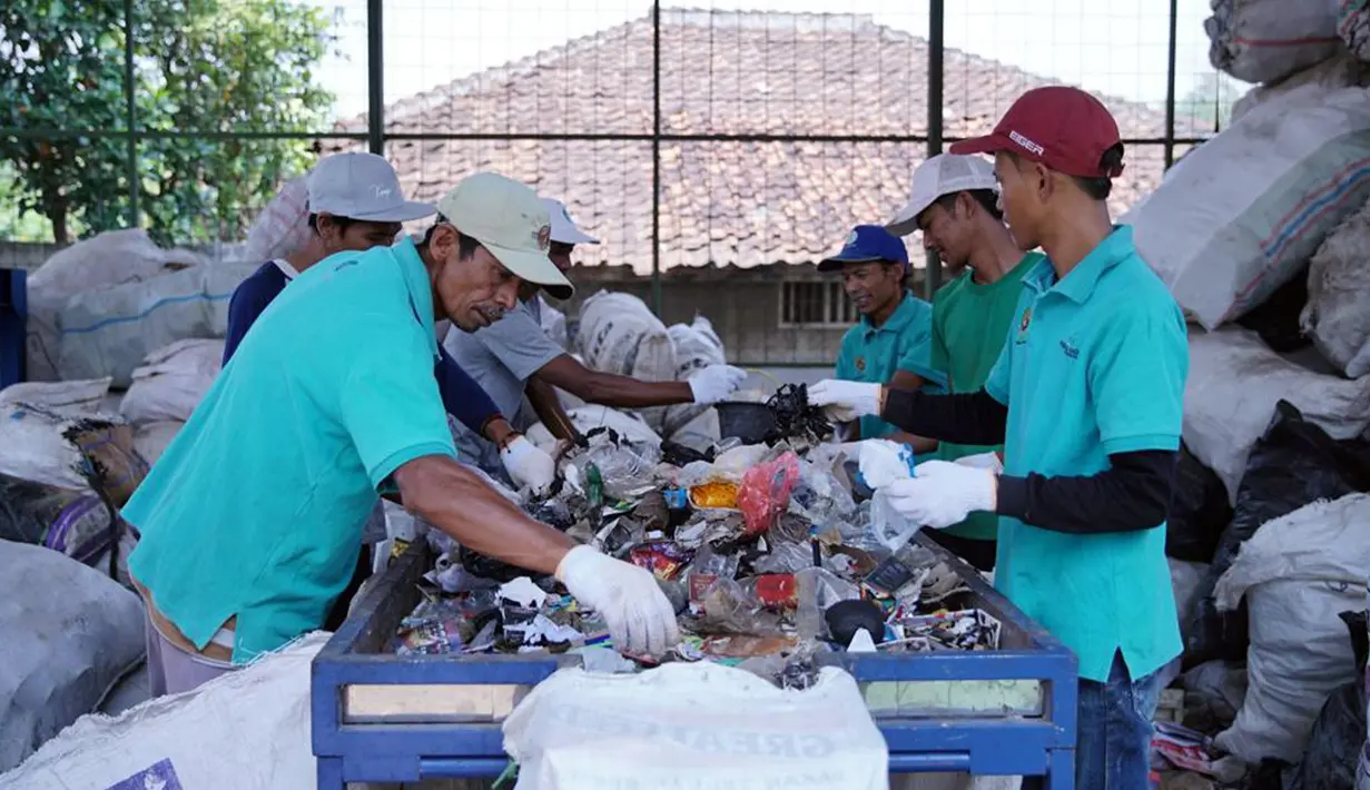 BRI Peduli Gandeng Yayasan Bening Saguling Kelola Sampah Sungai Citarum - Foto Liputan6.com