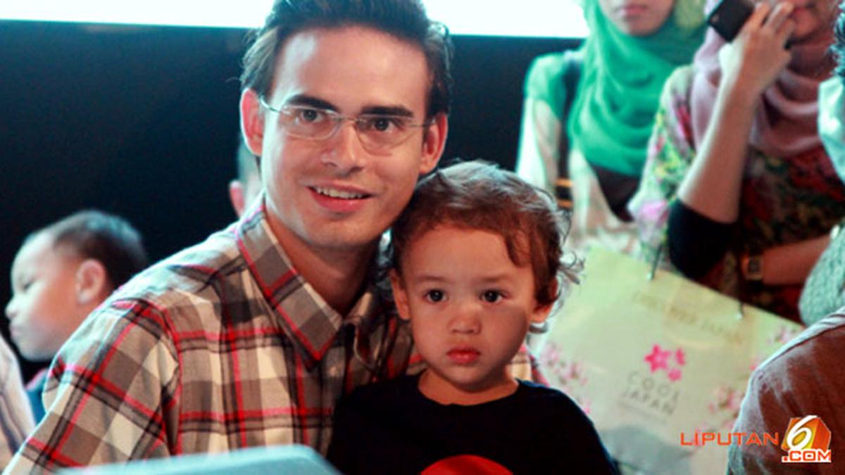 BCL: Noah Sering Ikut Papanya Salat Jumat - ShowBiz Liputan6.com