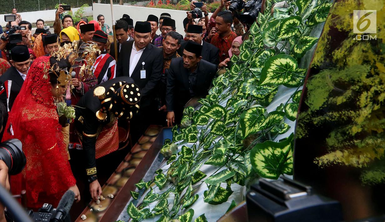 PHOTO: Lepas Masa Lajang, Begini Penampilan Busana Kahiyang-Booby di ...