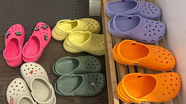 Fenomena Sandal Crocs, Alas Kaki Super Nyaman yang Mendunia