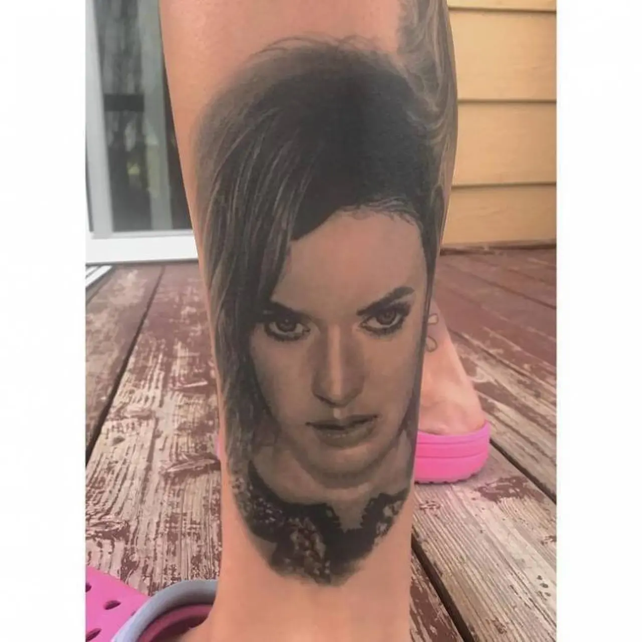 10 Potret Fans Nekat Buat Tato Wajah Artis Favorit di Tubuhnya ...