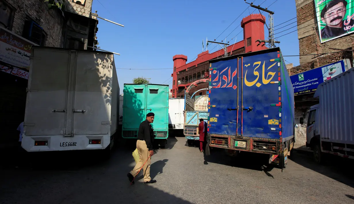 Nekat, Pengendara Motor Terobos Kolong Truk Kontainer di Pakistan ...
